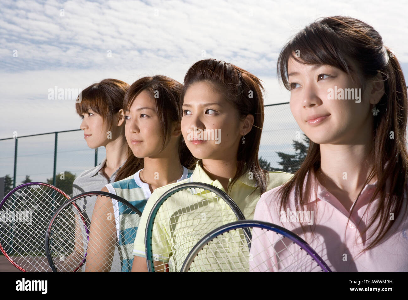 Women with tennis rackets hi-res stock photography and images - Alamy