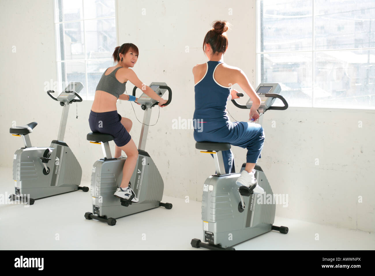Friends female bikes rear view hi-res stock photography and images - Alamy