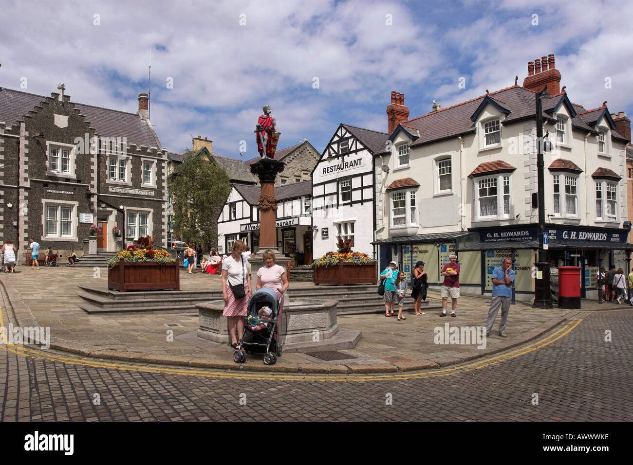 Lancaster Square Conwy featuring statue of Edward 1 and a water ...