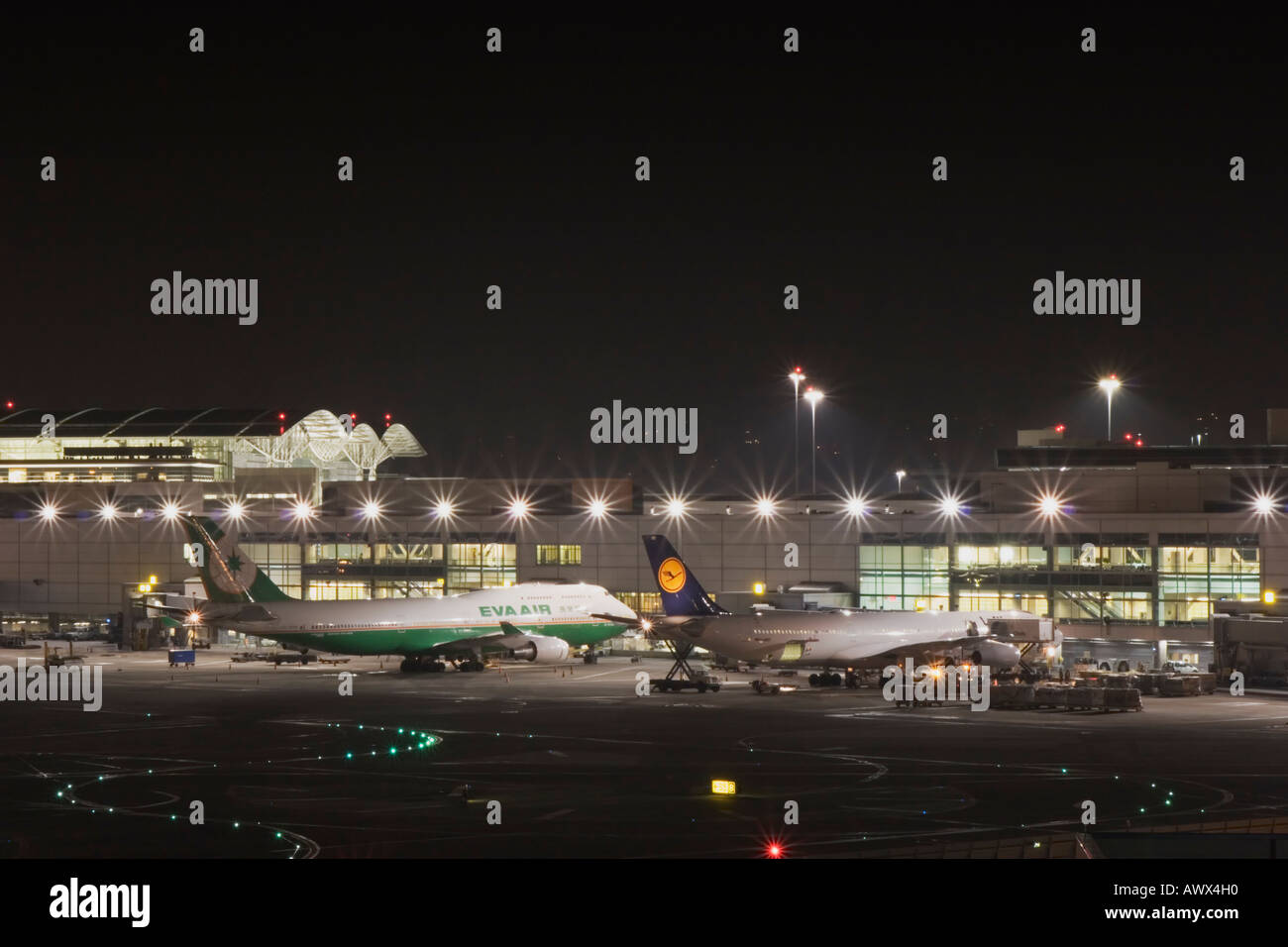 Airport by night hi-res stock photography and images - Alamy