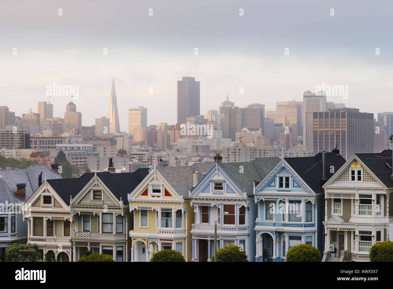 Painted Ladies Victorian houses on Postcard Row at Alamo Square with ...