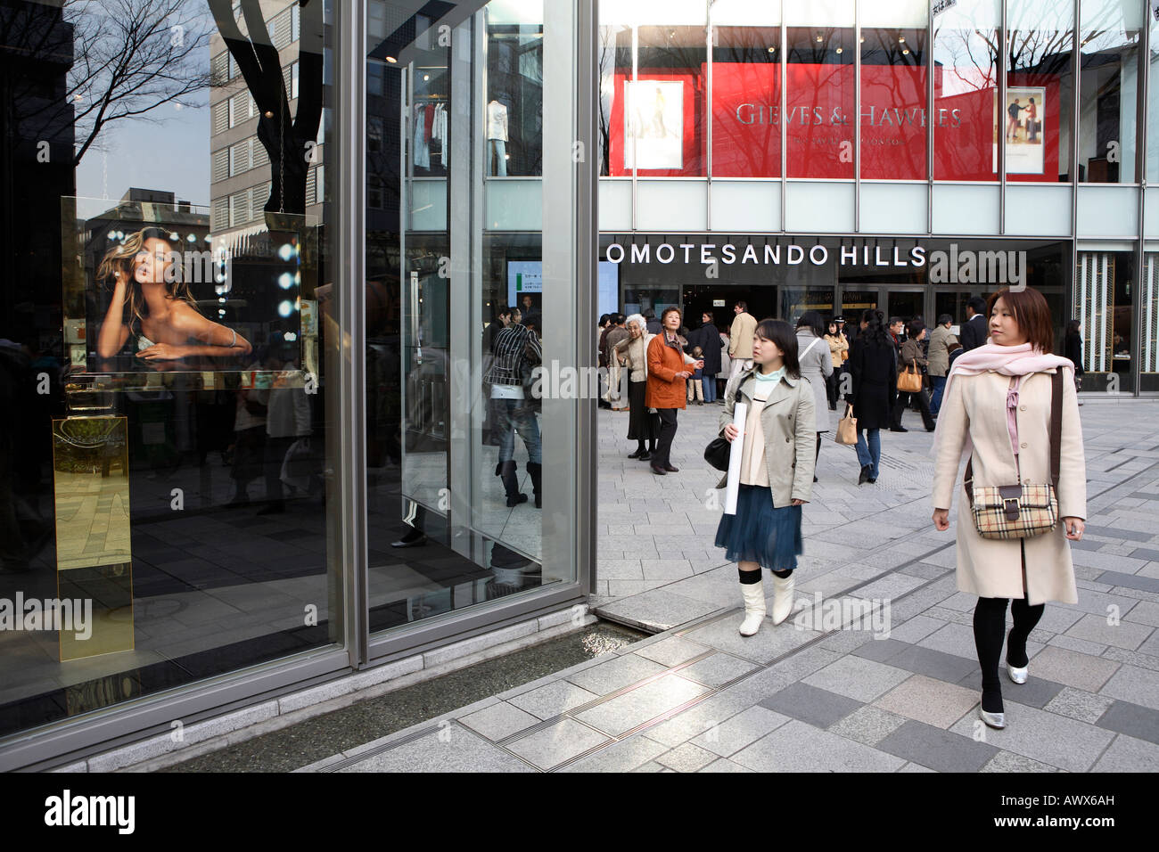 Shopping in Omotesando, Tokyo Stock Photo - Alamy