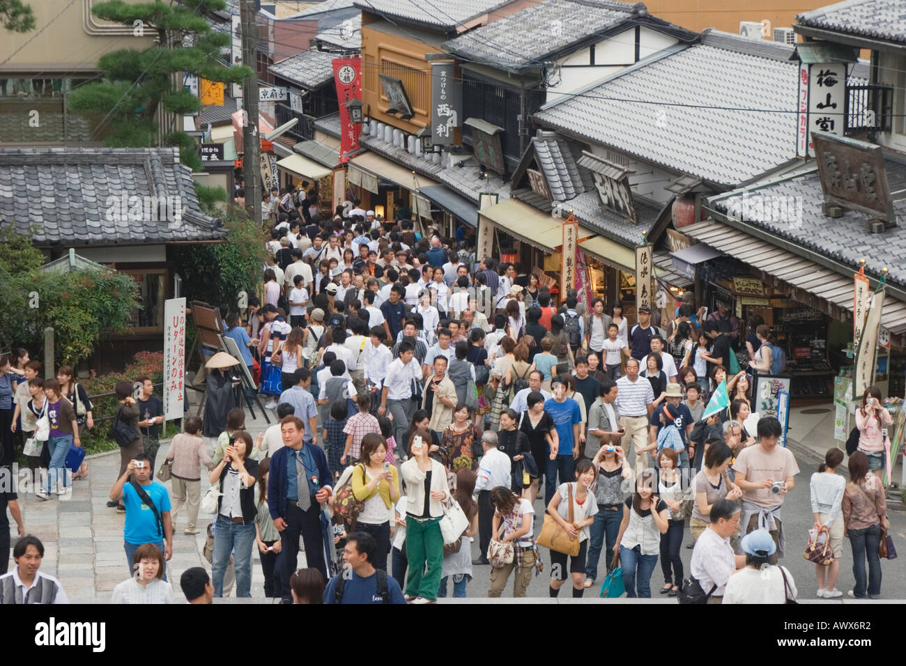 Crowds of visitors in front ot Kiyomizudera Temple in the Higashiyama ...