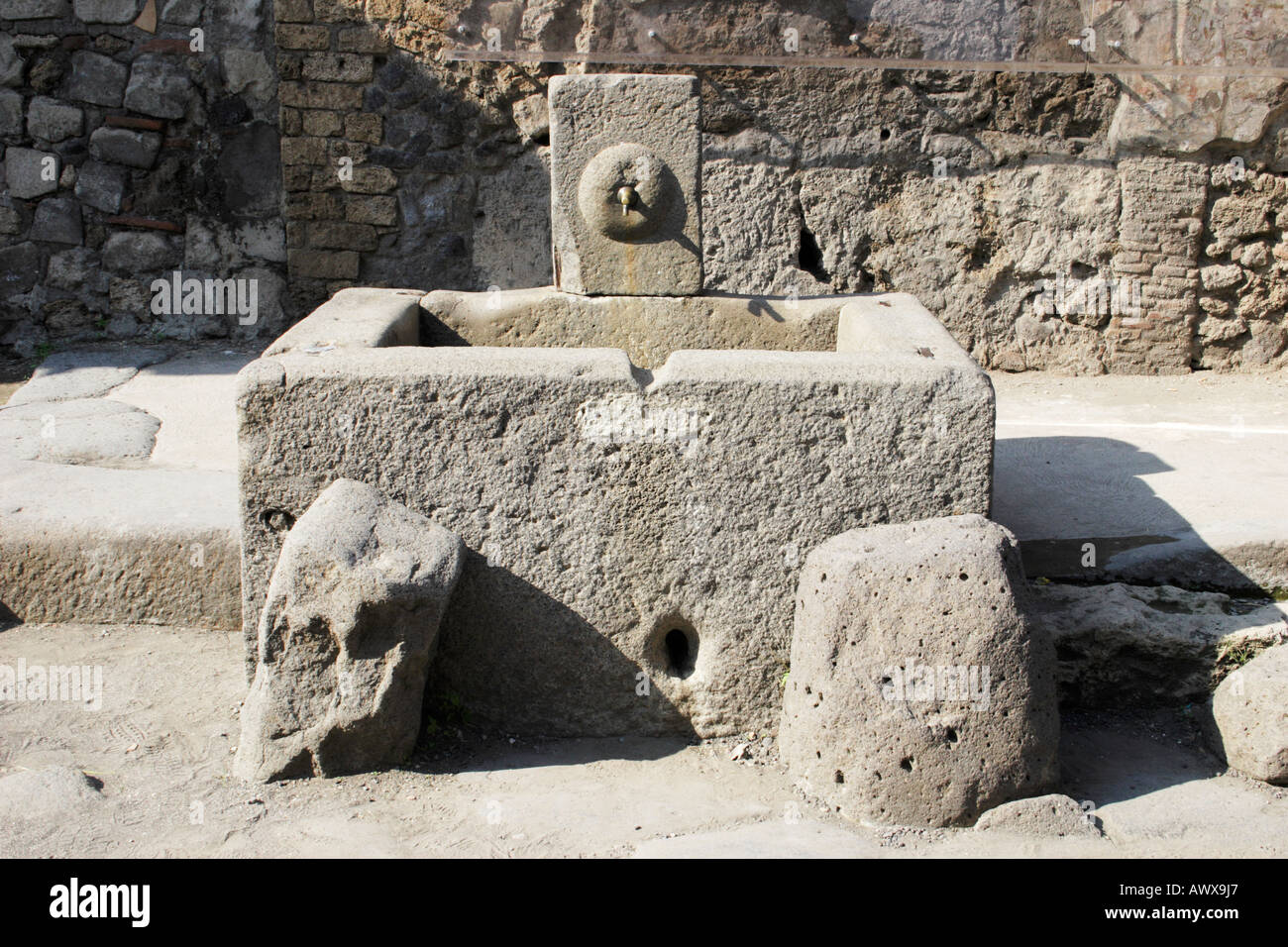 A Roman water fountain in Pompeii, Italy Stock Photo - Alamy