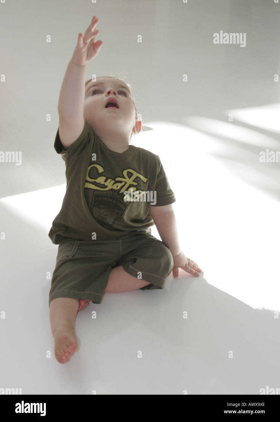 small boy looking up Stock Photo - Alamy