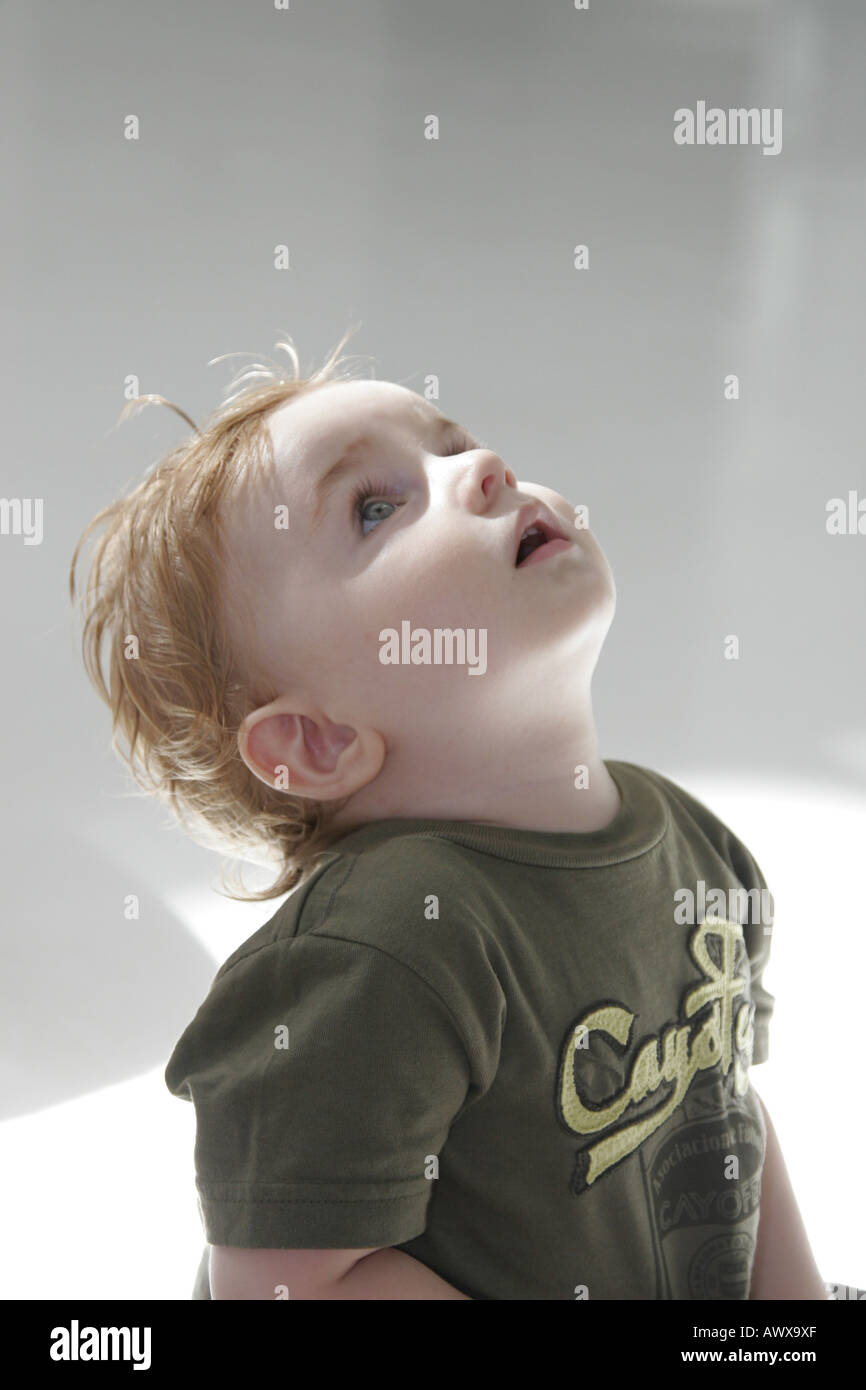 small boy looking up Stock Photo - Alamy