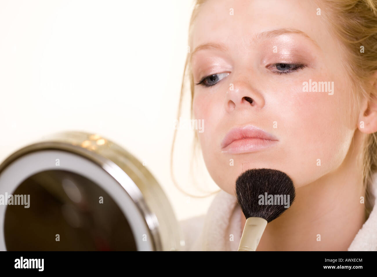 Woman putting on blush Stock Photo - Alamy