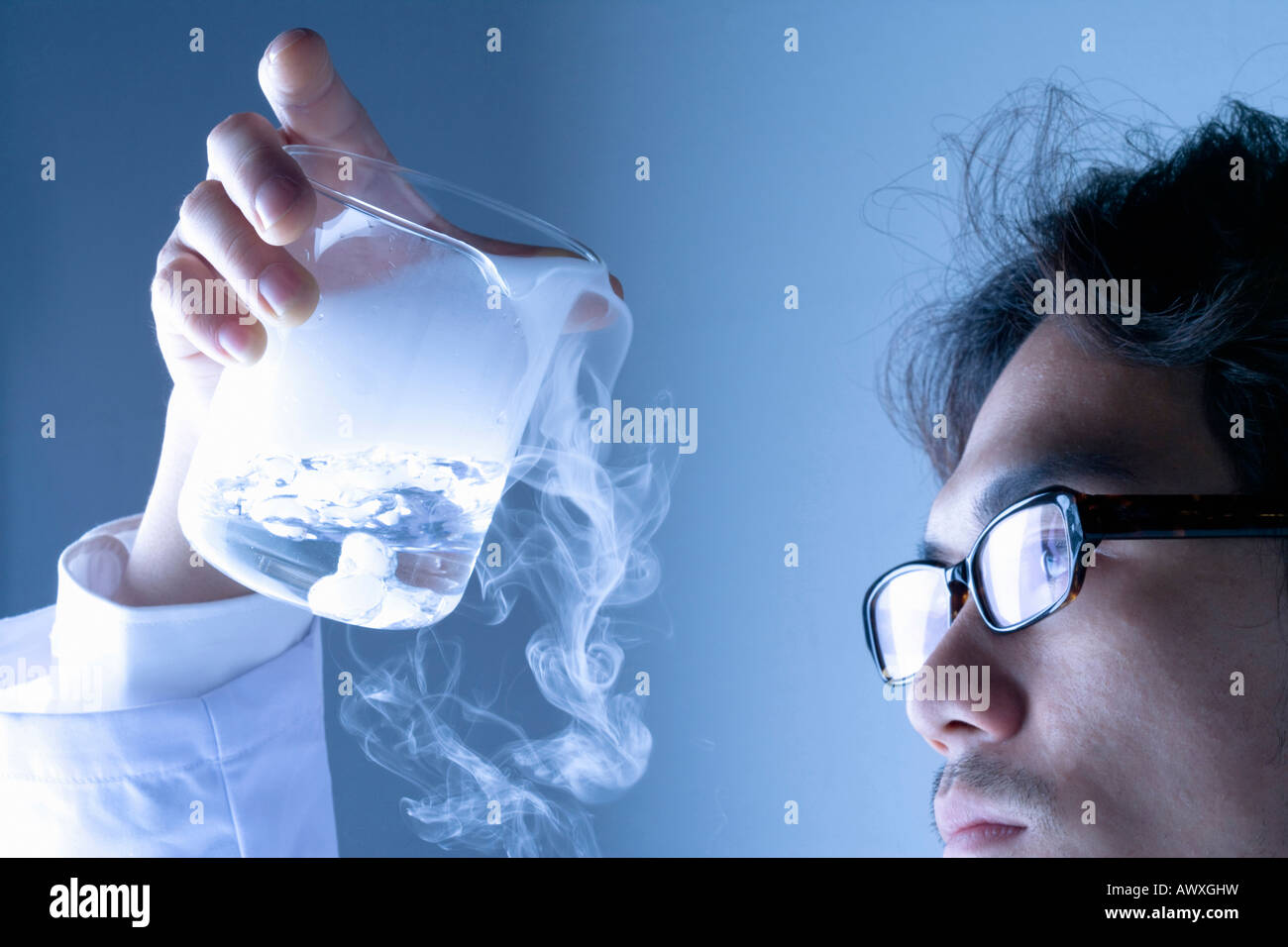 Chemistry apparatus hi-res stock photography and images - Alamy