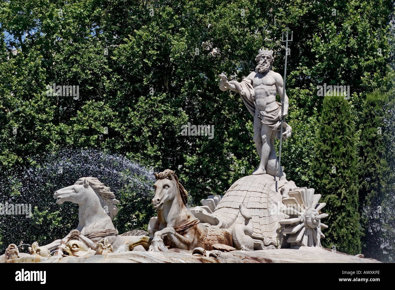 Fuente de neptuno madrid hi-res stock photography and images - Alamy