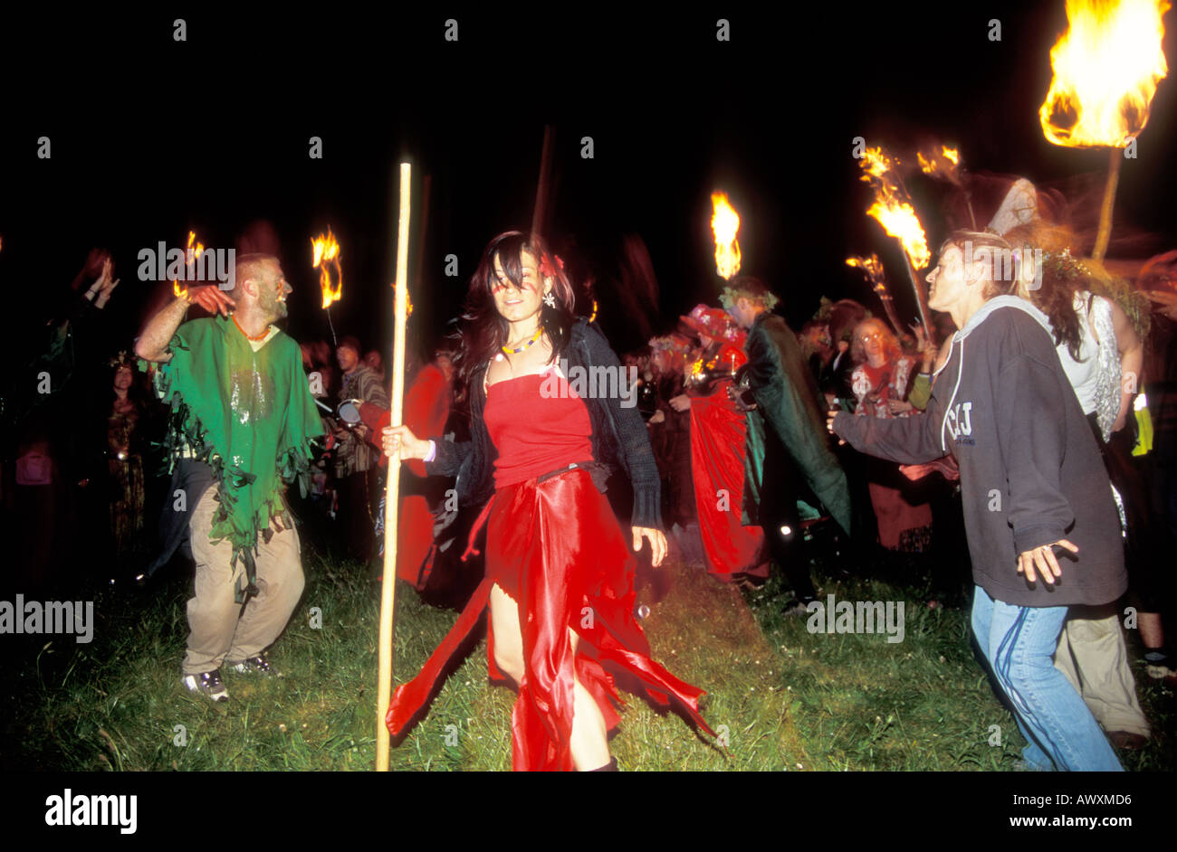 Dancing summer solstice at Stonehenge Stock Photo - Alamy