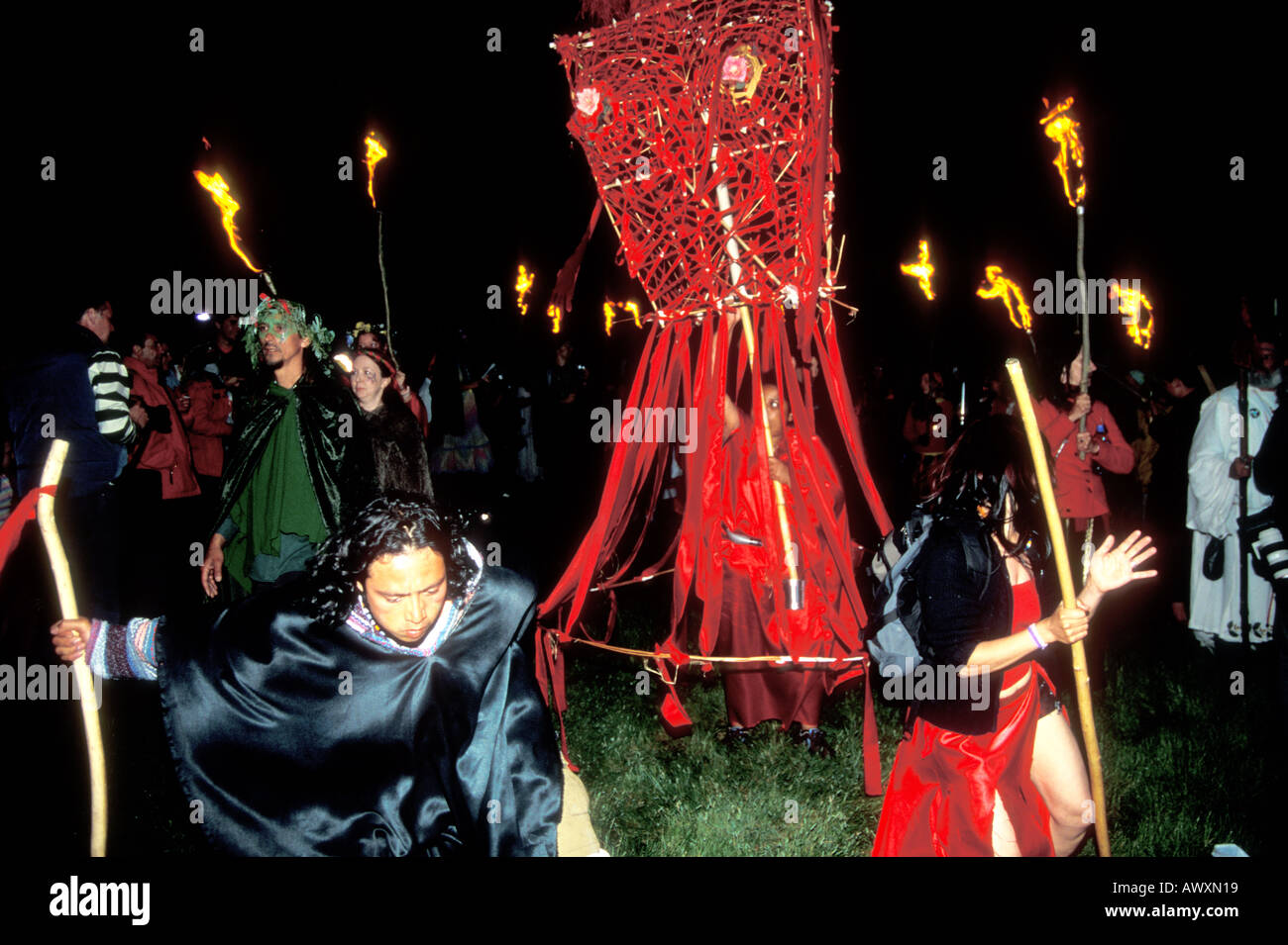Dancing summer solstice at Stonehenge Stock Photo - Alamy