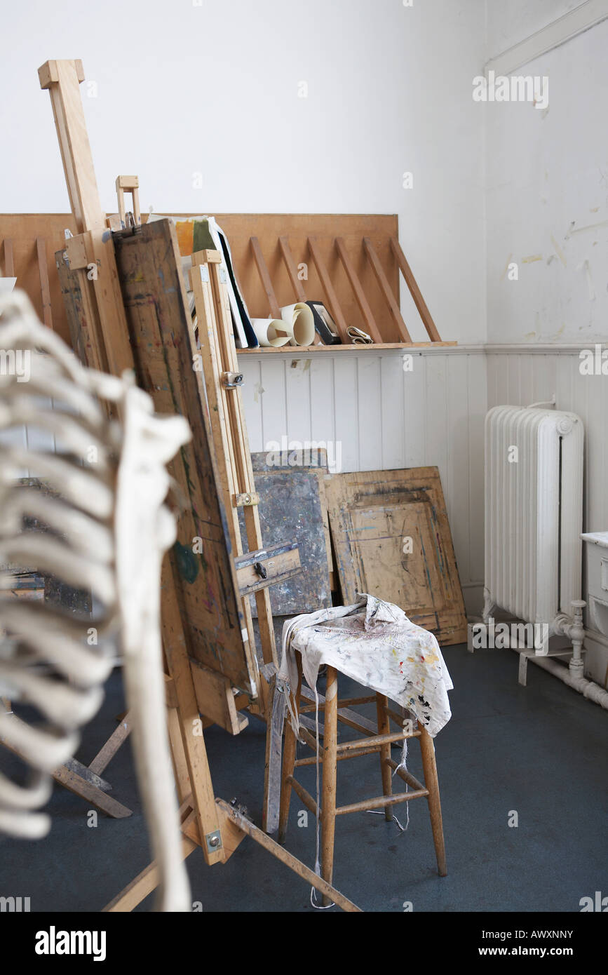Skeleton and easel in artist's studio Stock Photo - Alamy