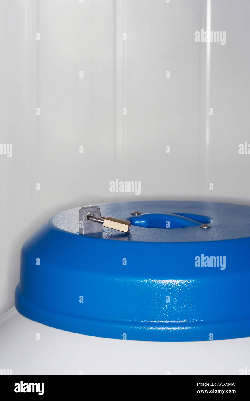 Nitrogen tank hi-res stock photography and images - Alamy