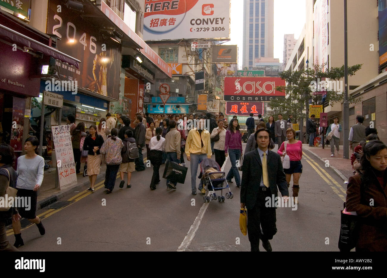 dh CAUSEWAY BAY HONG KONG Crowded streets people walking down middle of ...