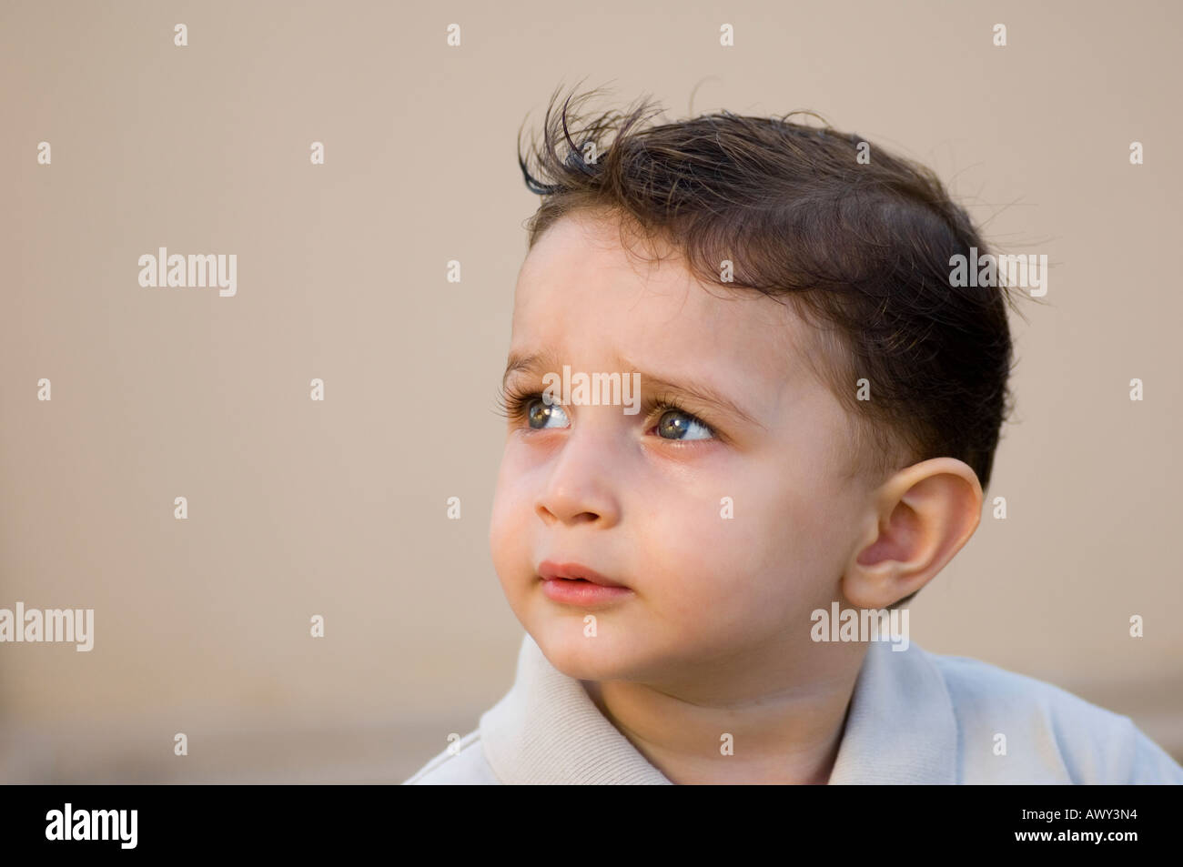 Young boy looking up Stock Photo - Alamy