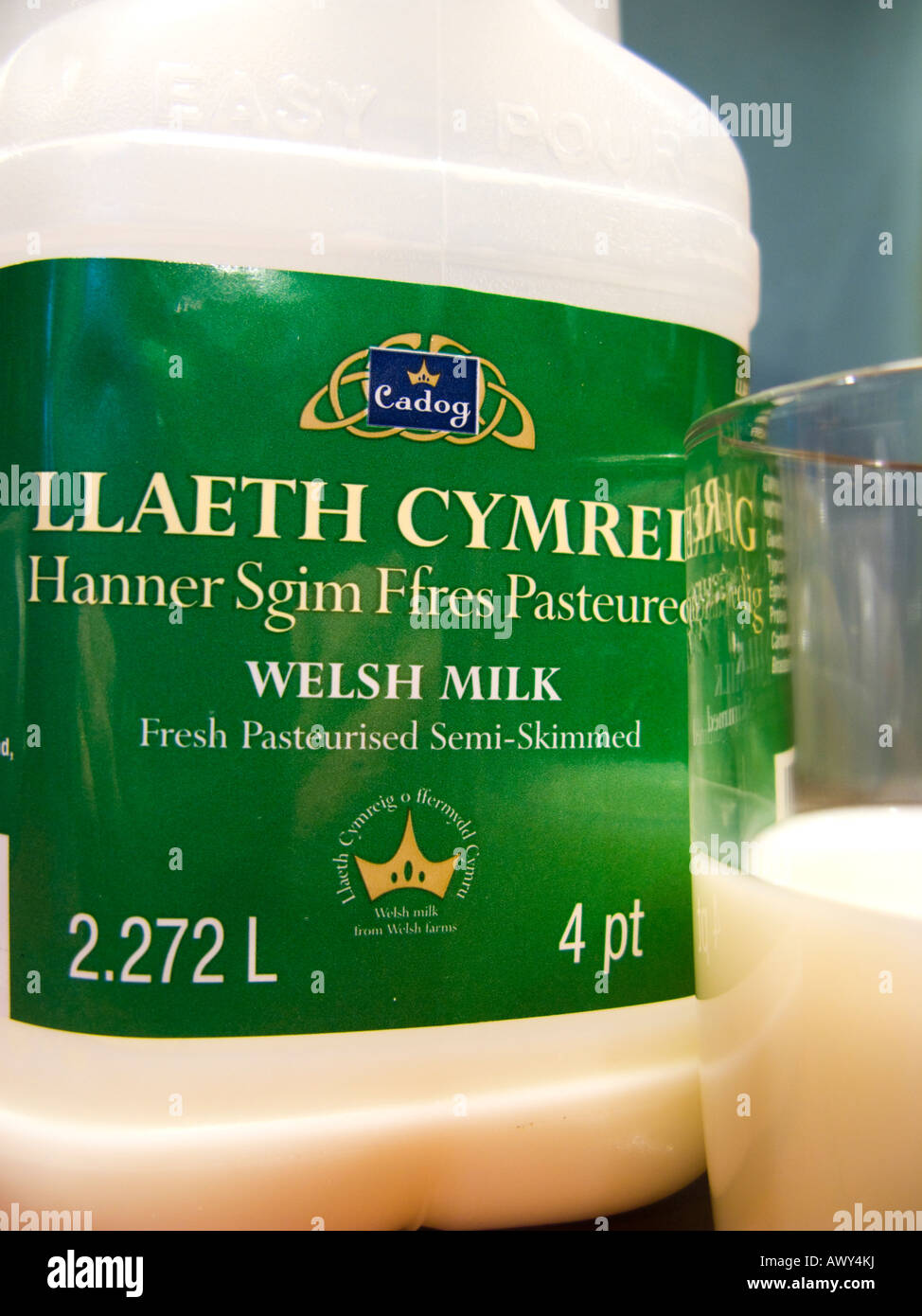 Cadog welsh semi skimmed milk with bilingual labelling in welsh and ...