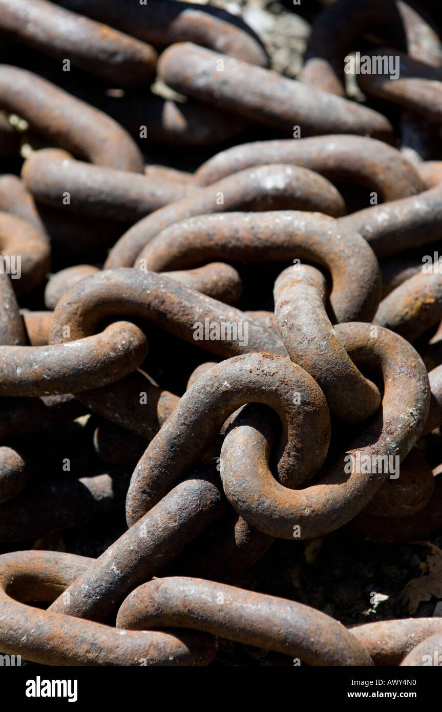Rusty metal chain Stock Photo - Alamy