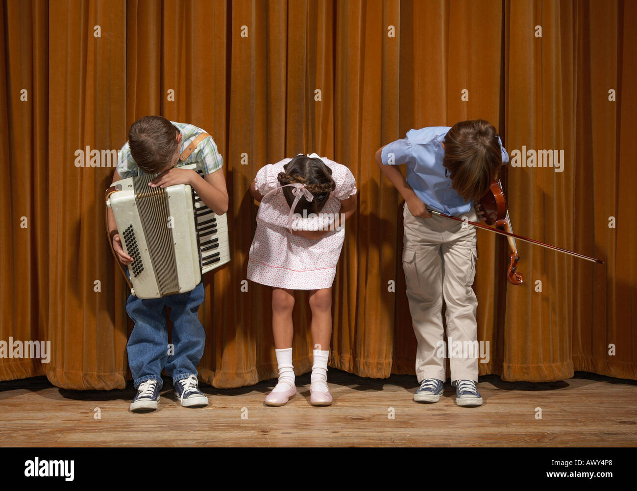Child violin stage hi-res stock photography and images - Alamy