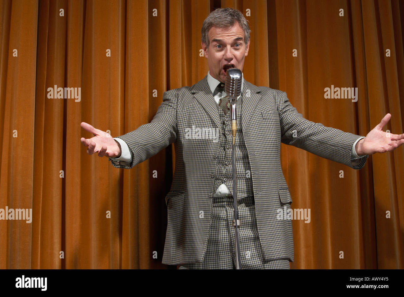 Man shouting mic hi-res stock photography and images - Alamy