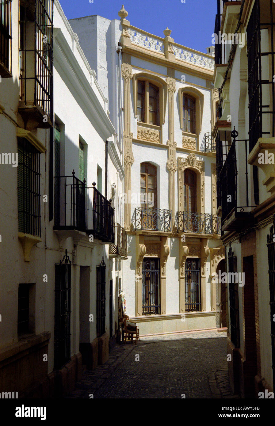 Quiet back street and housing hi-res stock photography and images - Alamy