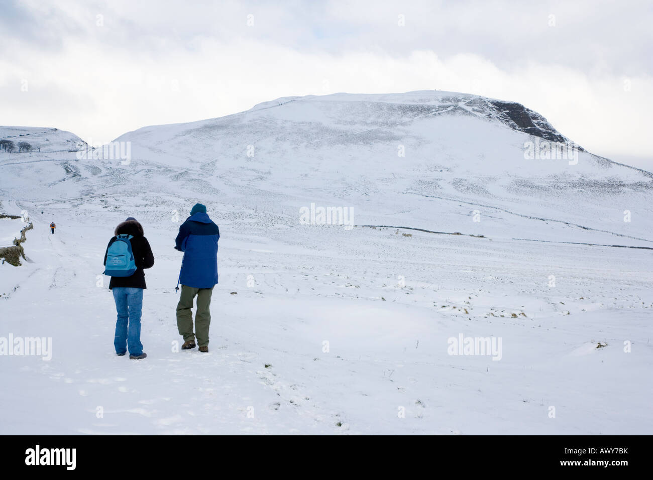 Walking in the snow towards Mam Tor from Windy Knoll in Winter Stock ...