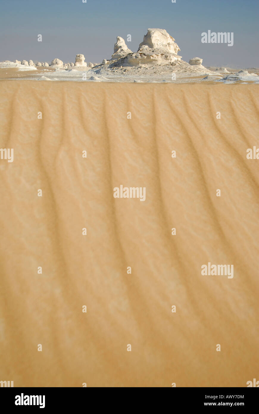 White Desert in Egypt between the oasis Farafra and Bahariya Stock Photo - Alamy