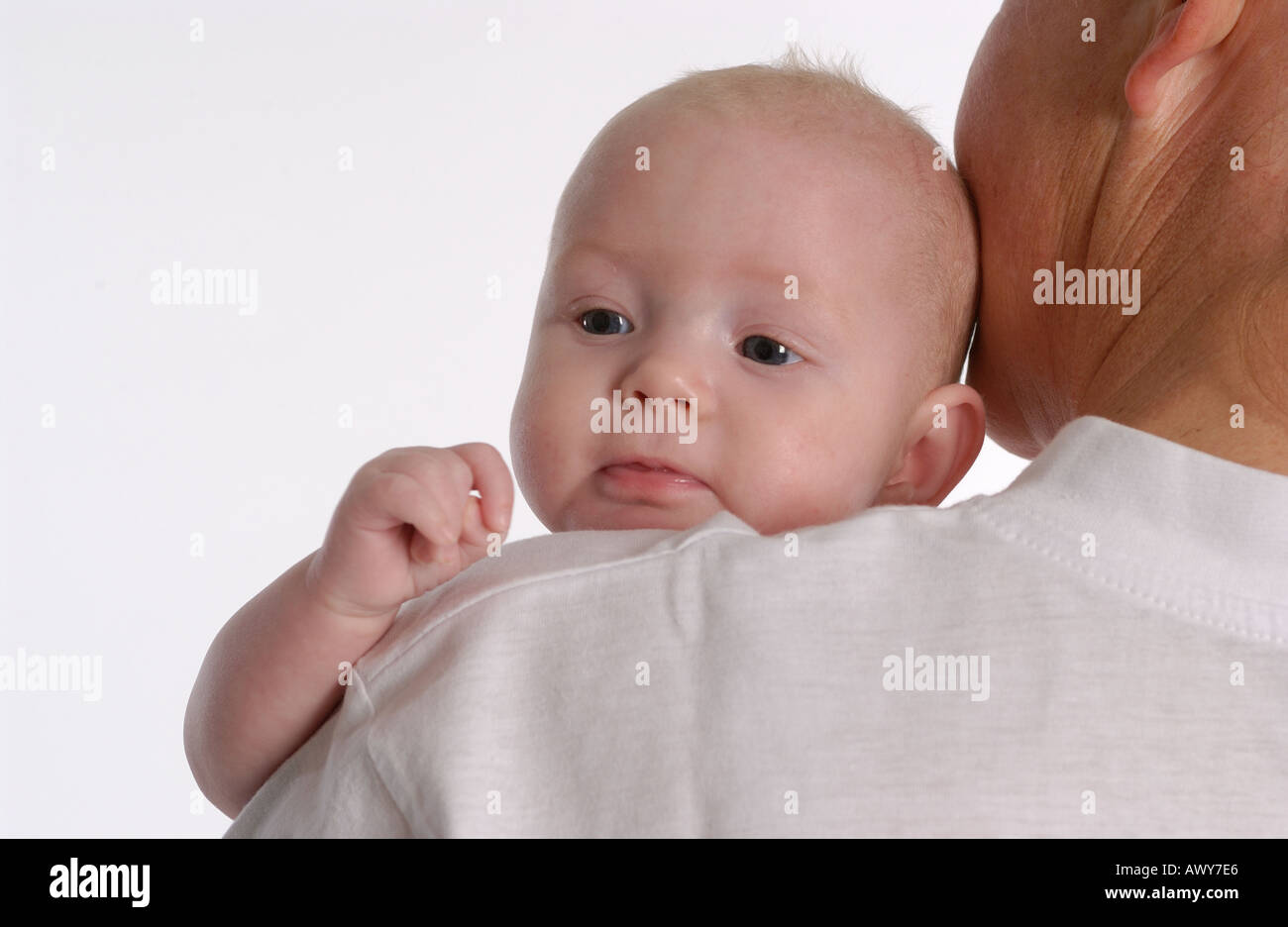 baby looking over mothers shoulder Stock Photo - Alamy