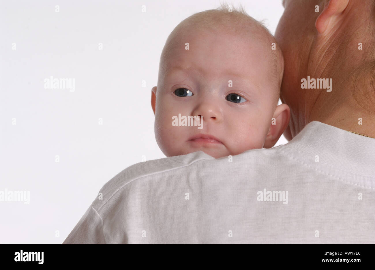 baby looking over mothers shoulder Stock Photo - Alamy