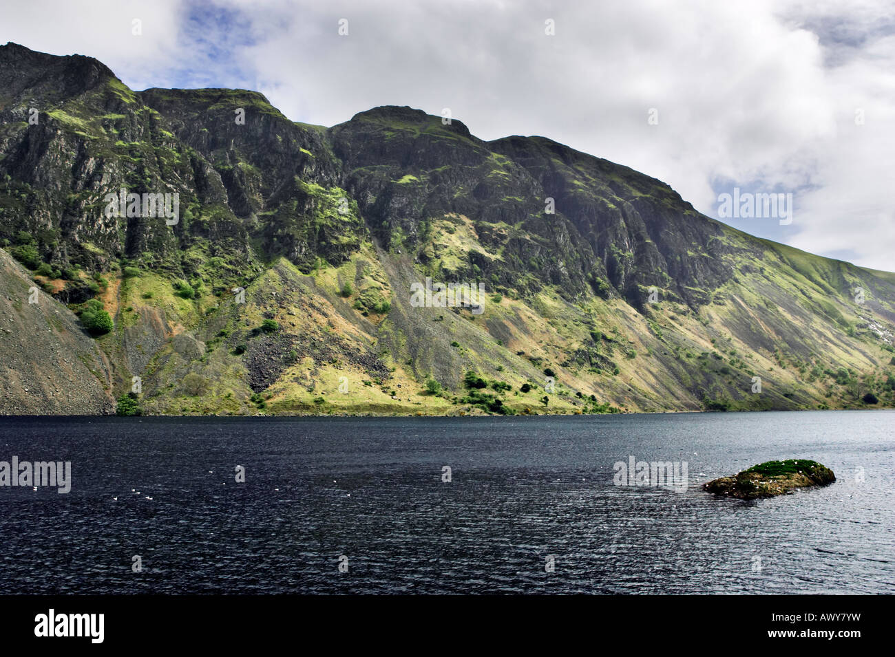 The Screes towering above Wast Water in the Wasdale Valley, Lake ...