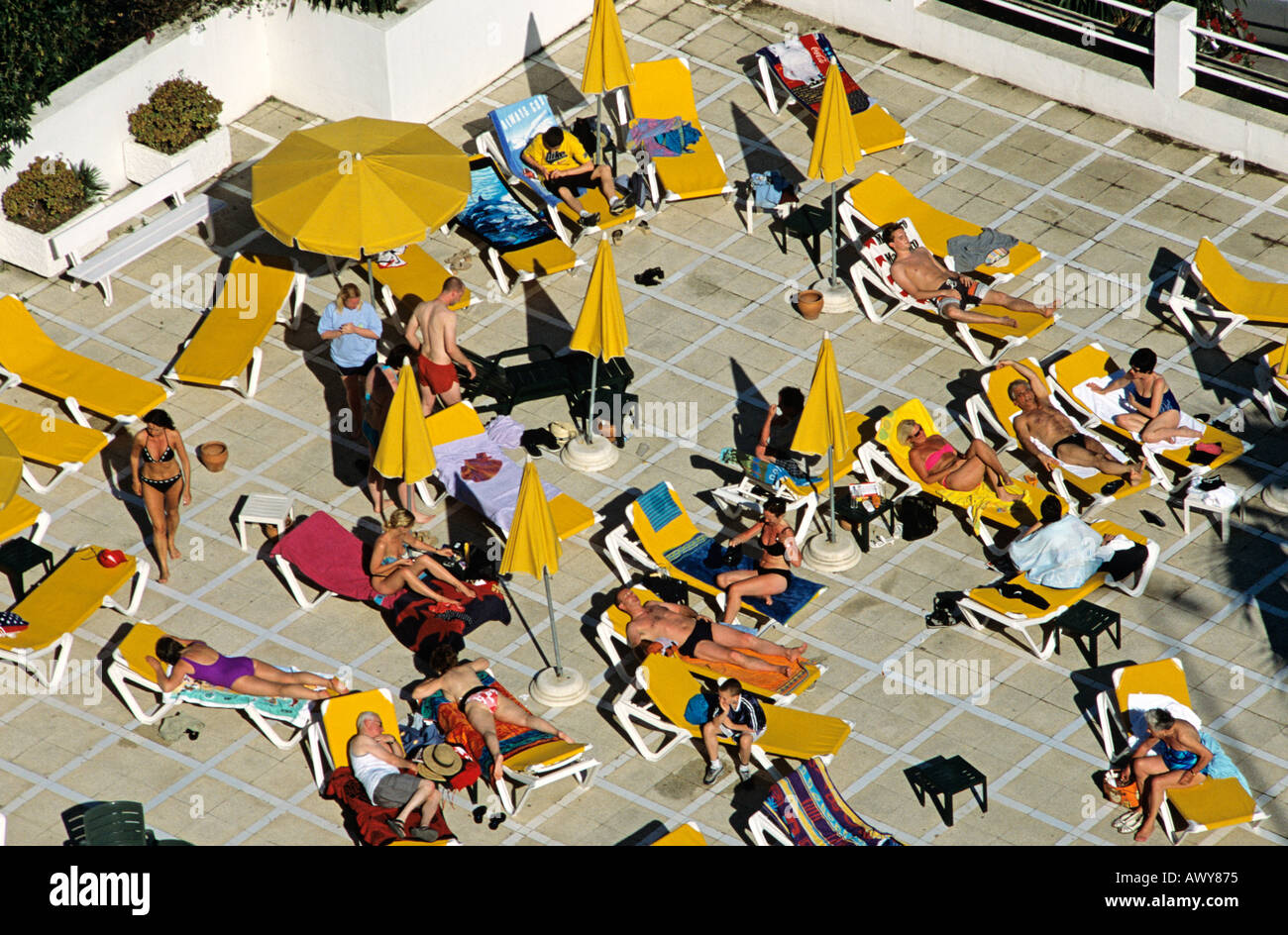 Sunbathers hi-res stock photography and images - Alamy