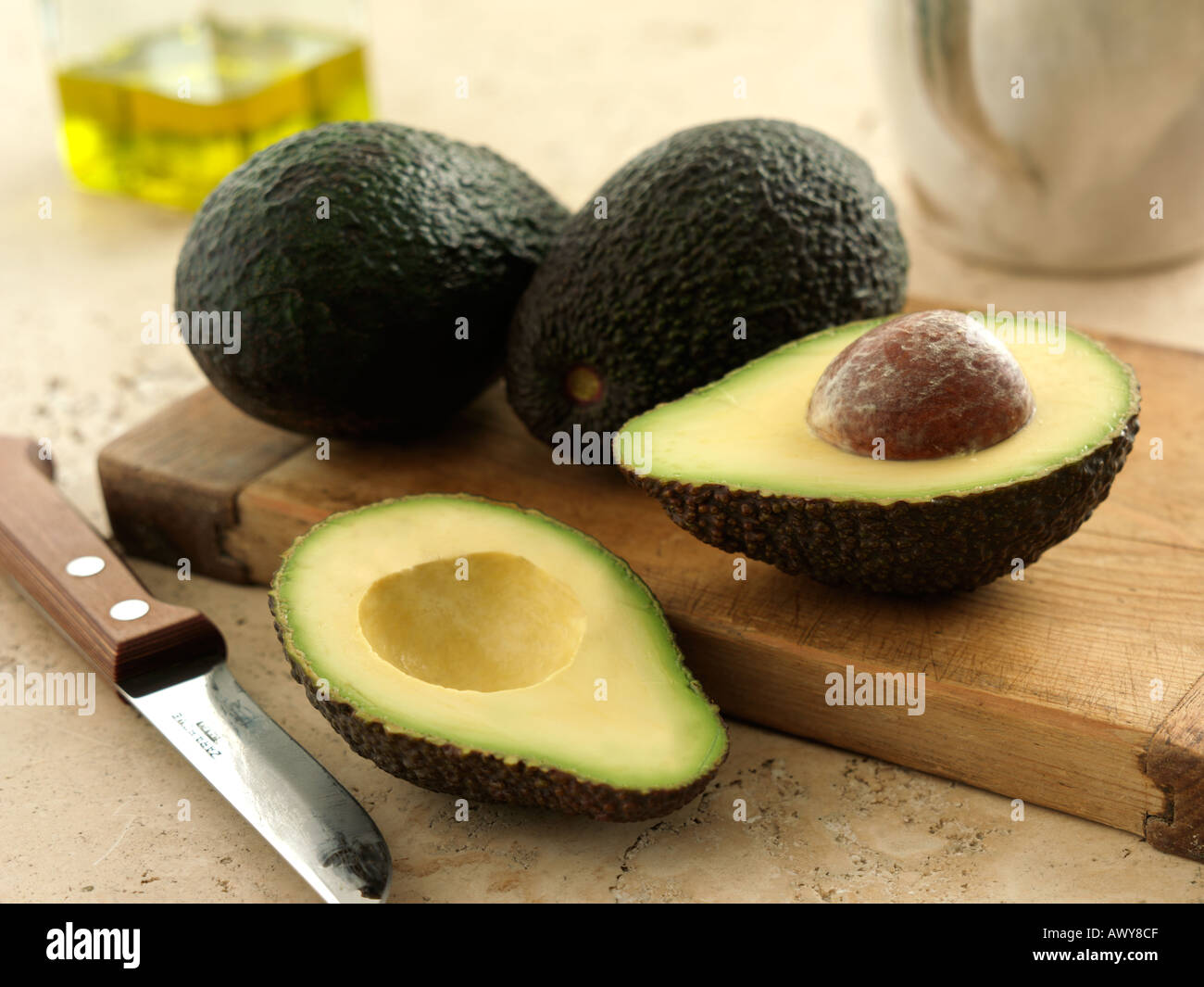 Avocado halves whole hass hi-res stock photography and images - Alamy