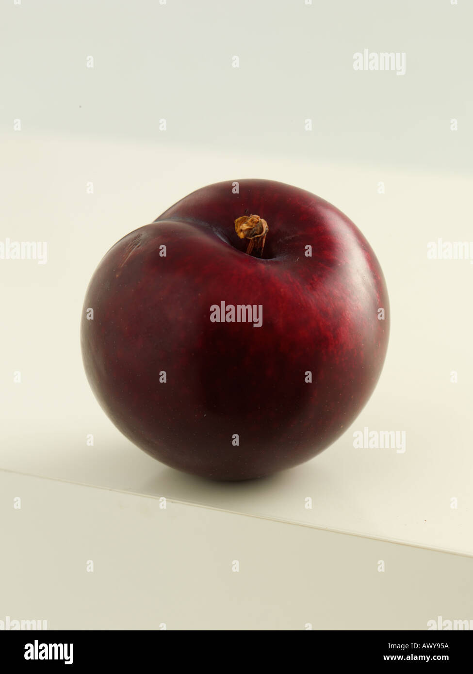 Pluot plums hi-res stock photography and images - Alamy