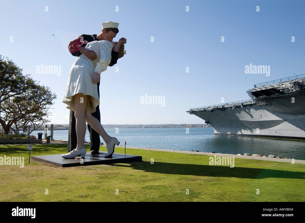 Sailor kissing nurse statue High Resolution Stock Photography and ...
