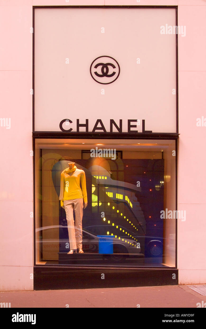 Upmarket store window Sydney Australia Stock Photo - Alamy