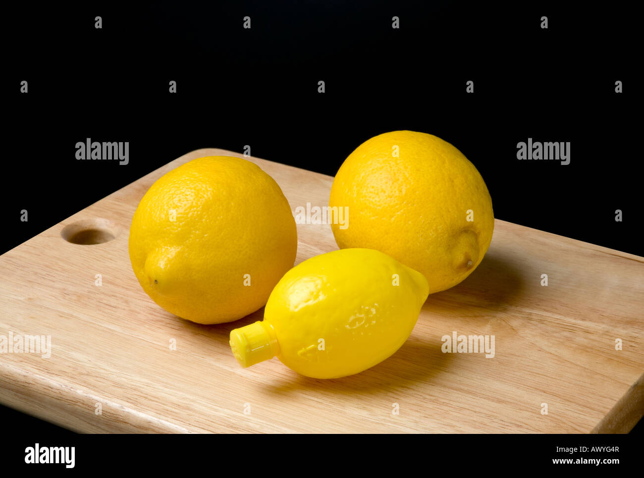 Lemons and chopping board hi-res stock photography and images - Alamy