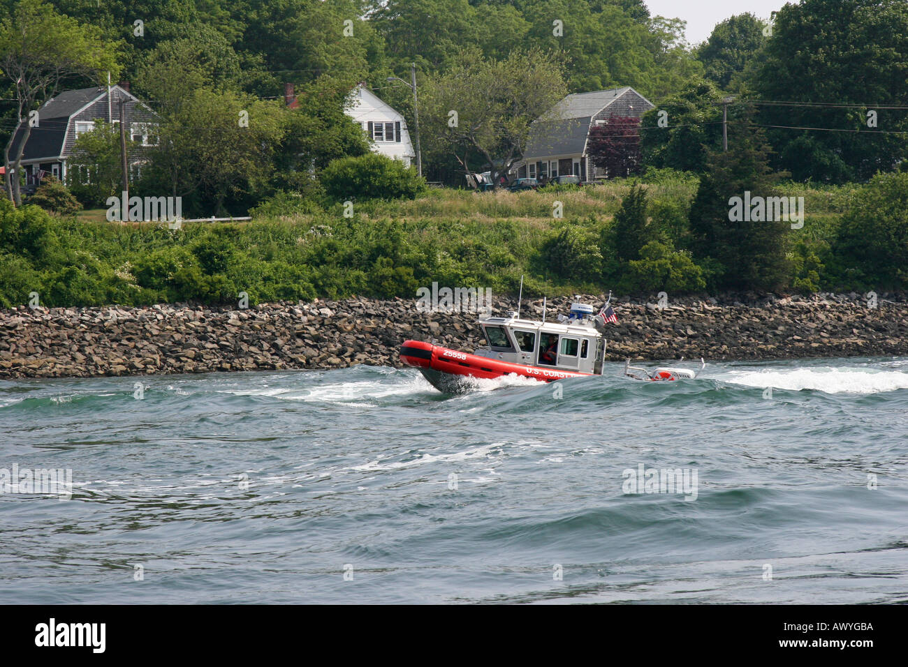 Defender class boat hi-res stock photography and images - Alamy