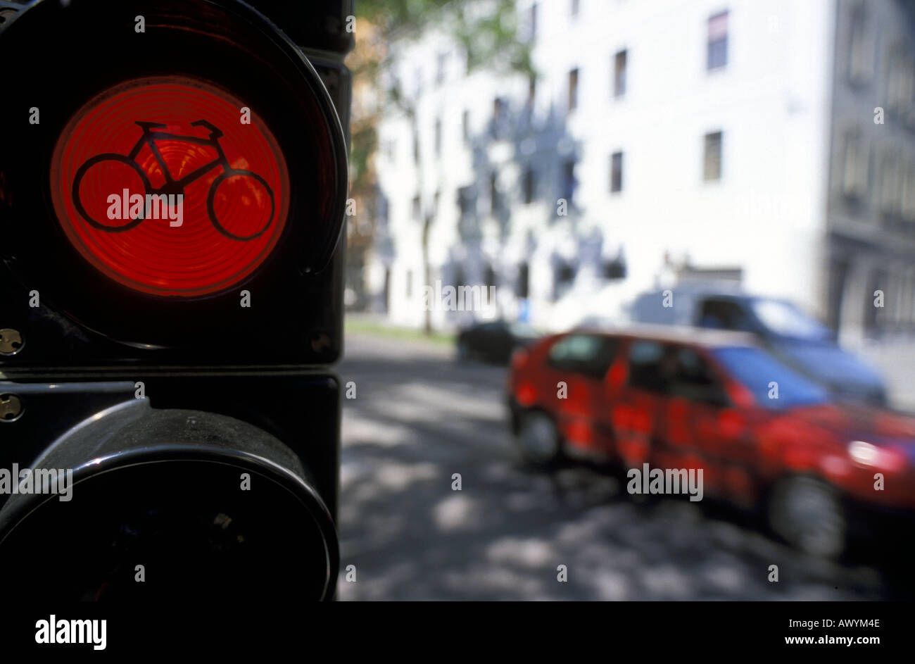 Cars wait red light street hi-res stock photography and images - Alamy