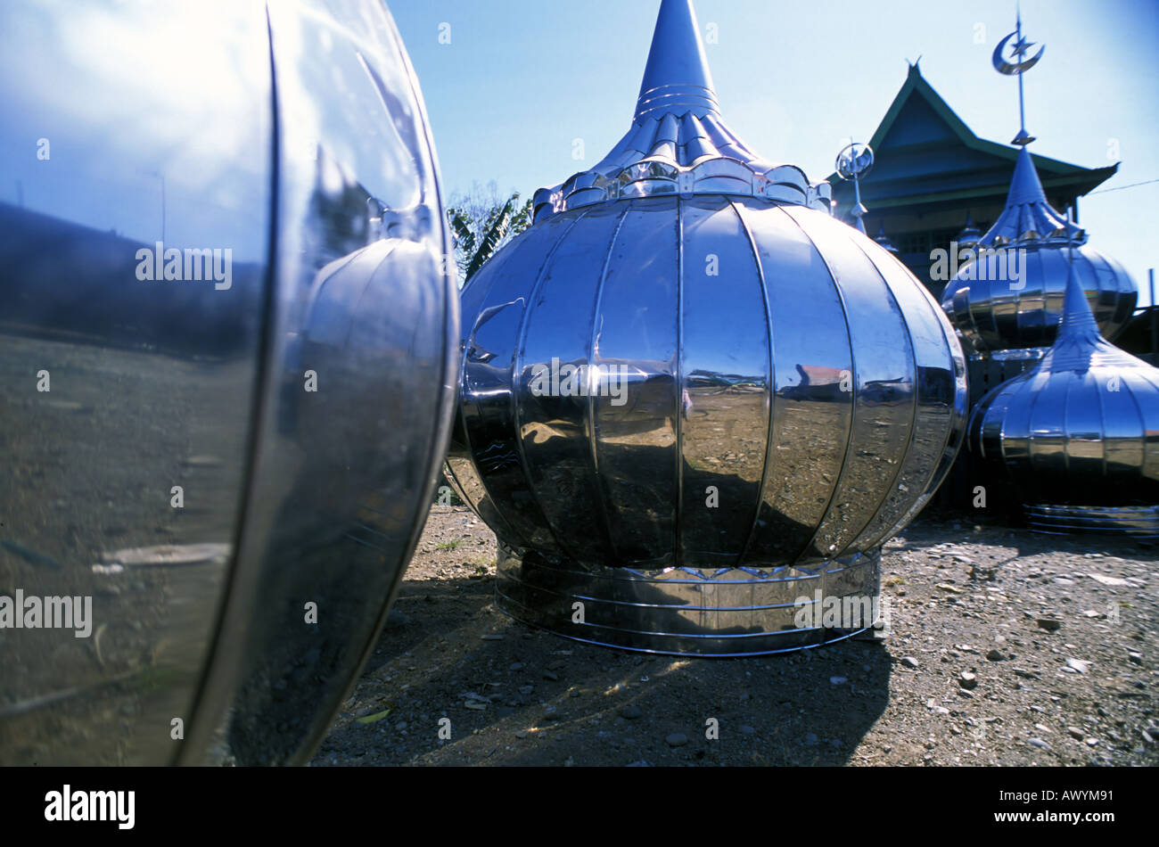 Metal islamic crescent moon star hi-res stock photography and images ...