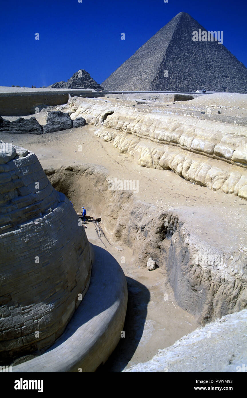 Dimunitive restoration worker at the back end of the Sphinx with ...