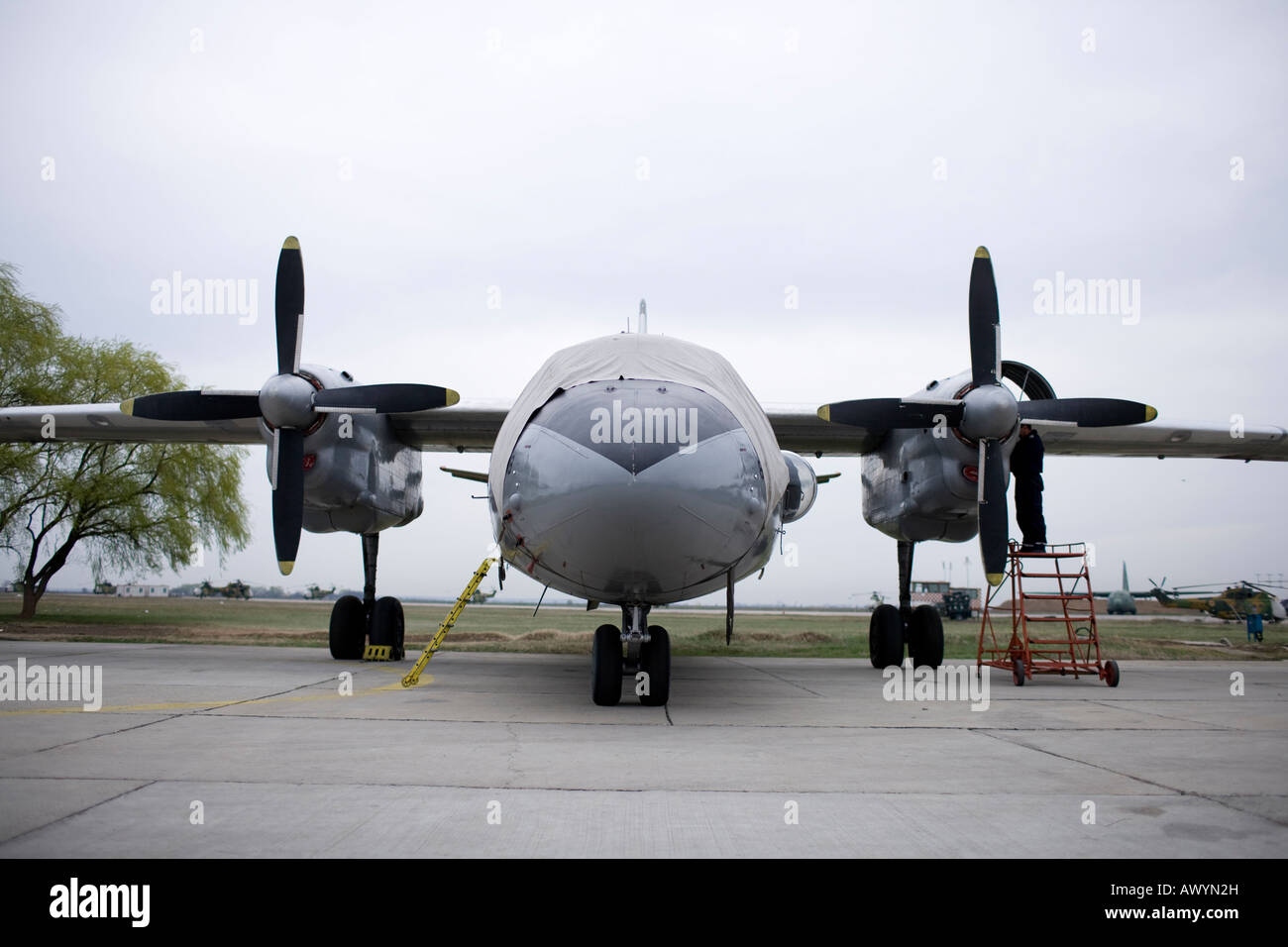 Airplane front on hi-res stock photography and images - Alamy
