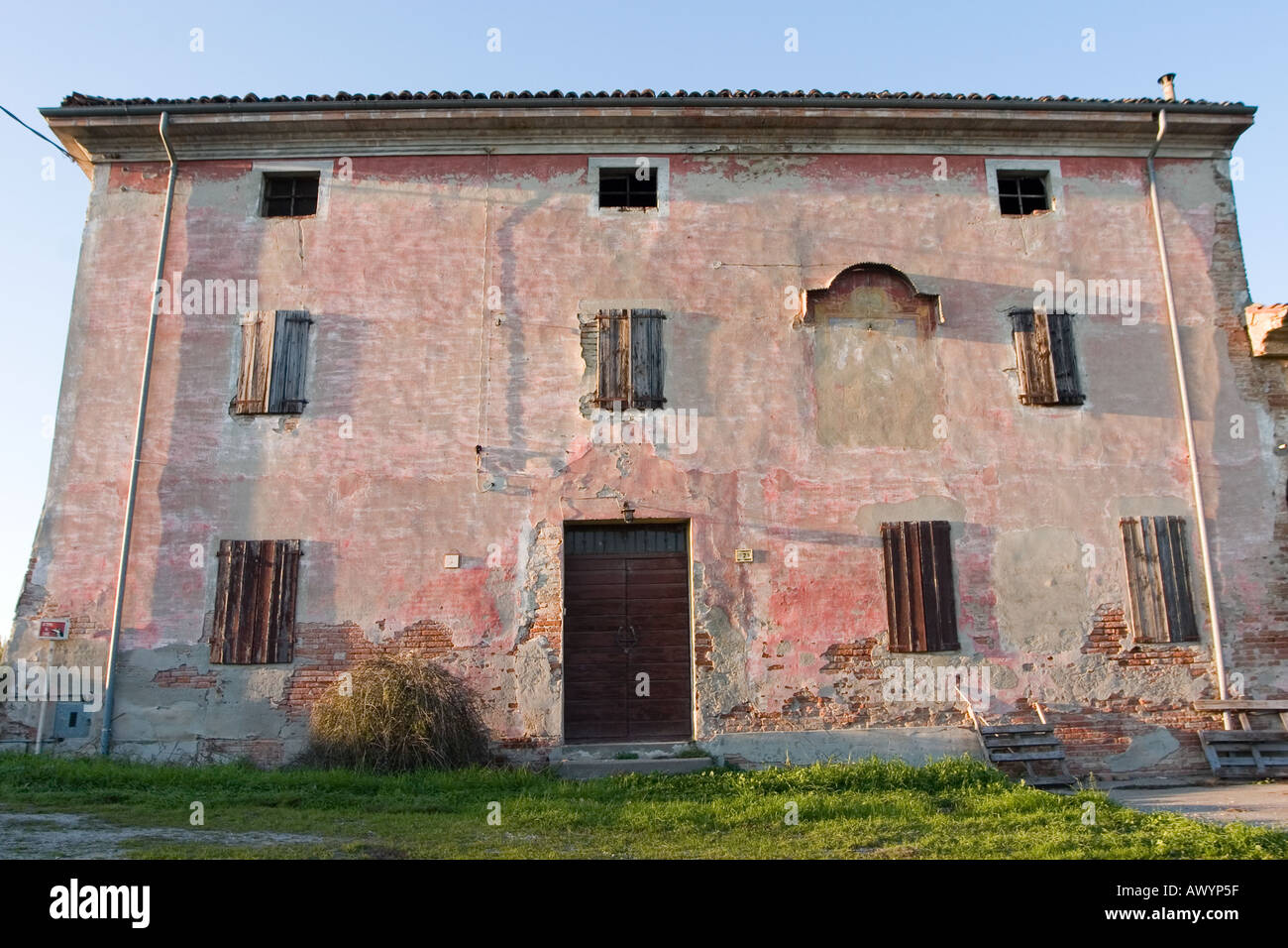 front view of an old farm house Stock Photo - Alamy