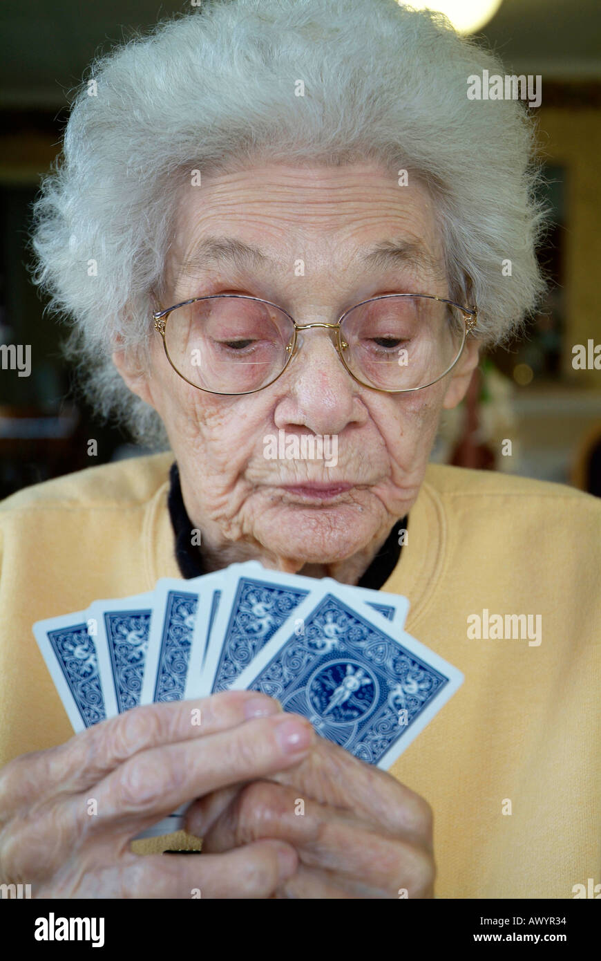 Senior citizen playing cards hi-res stock photography and images - Alamy