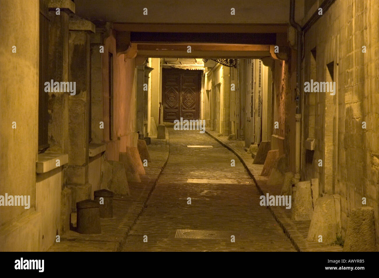 alleyway in paris, france Stock Photo - Alamy
