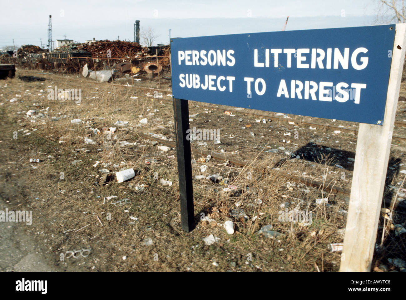 Persons littering subject to arrest sign Stock Photo - Alamy