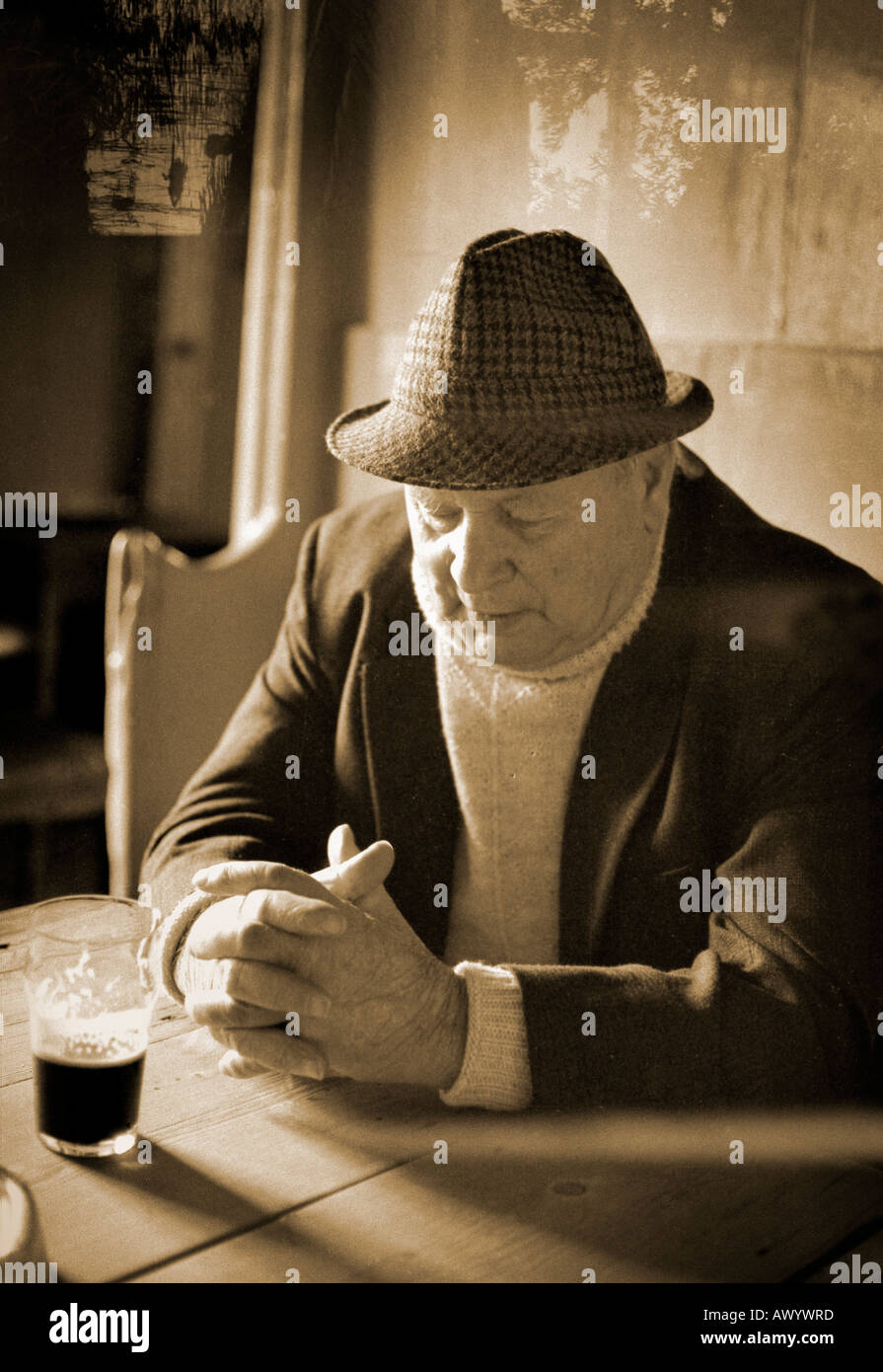 Old man dozing in pub Stock Photo - Alamy