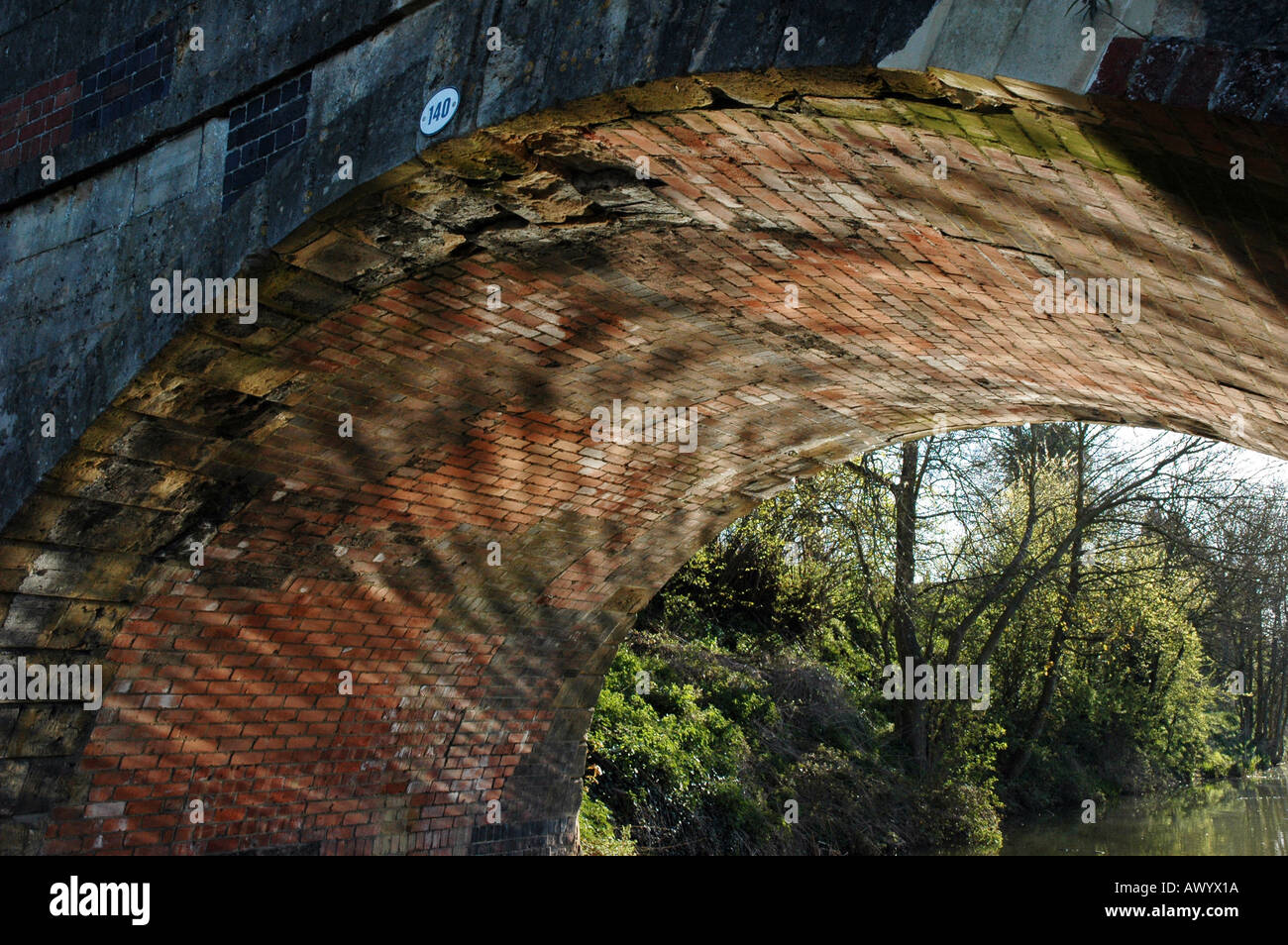 Canal bridge in Summer, Devizes, Wiltshire Stock Photo - Alamy