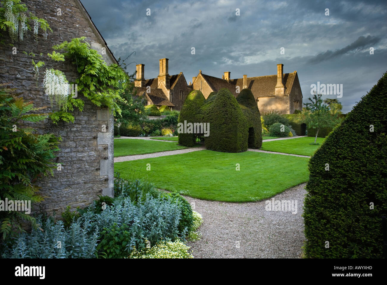 English country house exterior hi-res stock photography and images - Alamy