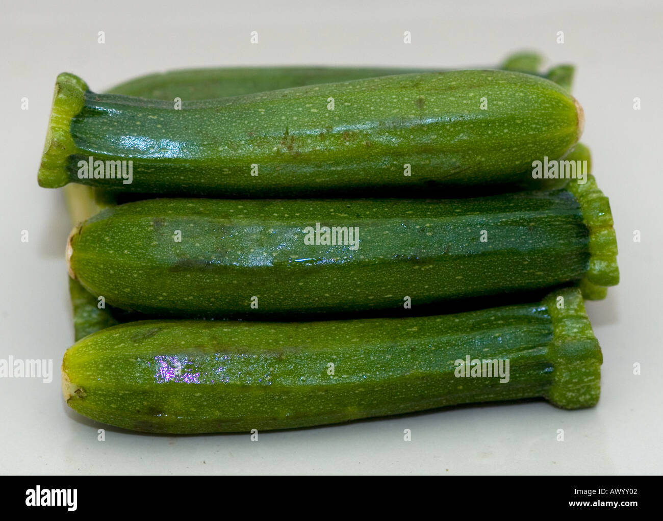 Fresh green baby courgettes hi-res stock photography and images - Alamy