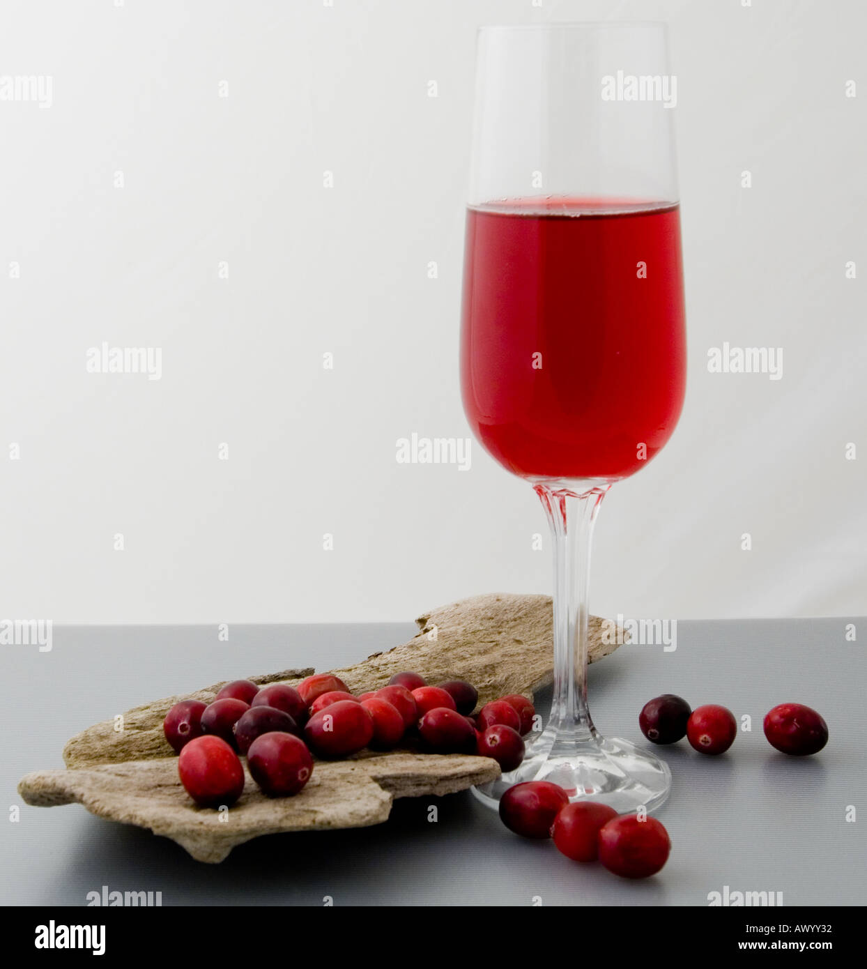 Glass of cranberry juice and fresh cranberries Stock Photo - Alamy