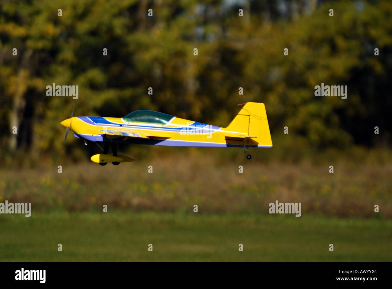 Model Airplane flying horizontal to the ground Stock Photo - Alamy
